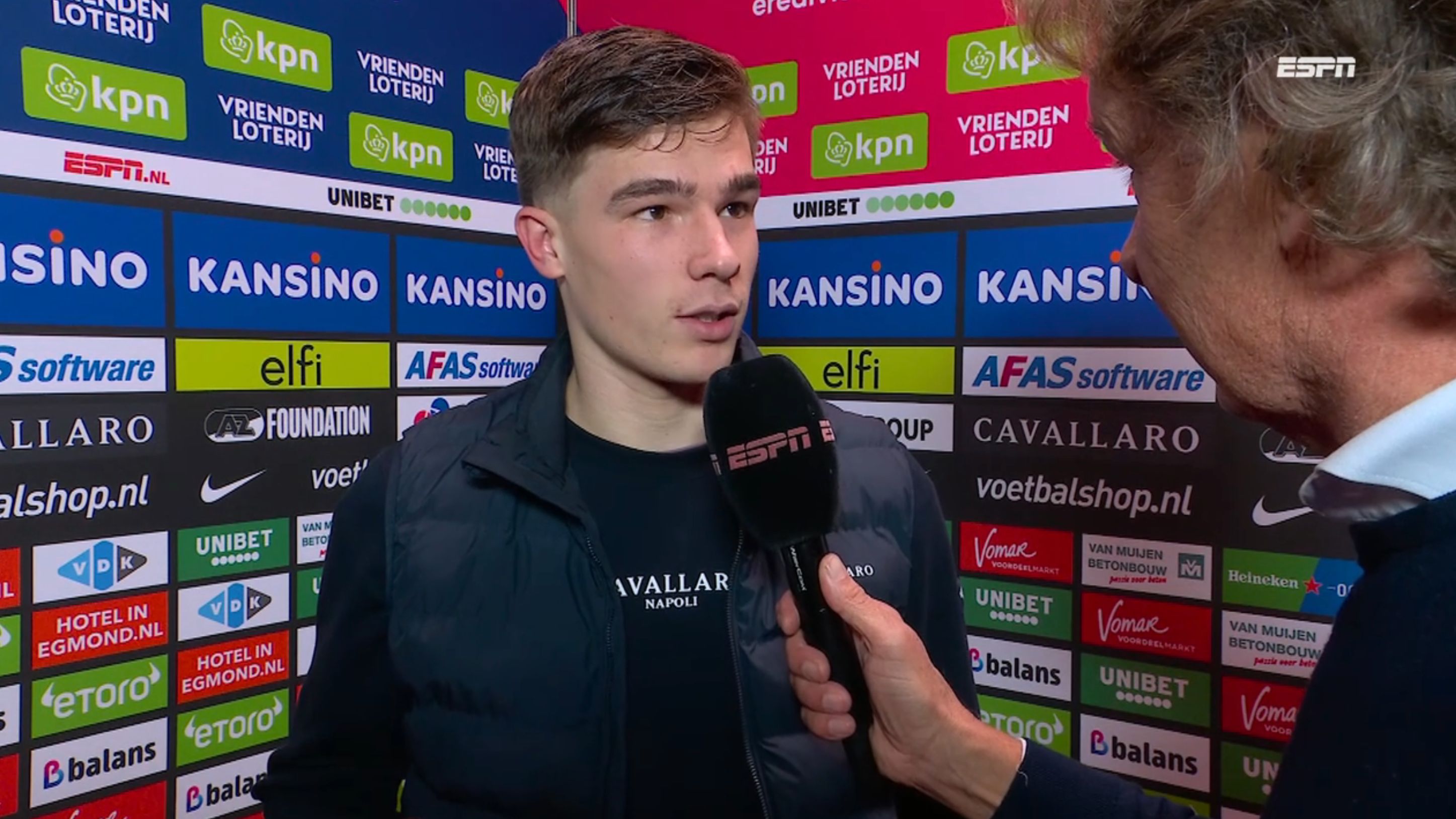 Wouter Goes trakteert Hans Kraay junior tijdens interview plots op cadeau | Voetbalzone